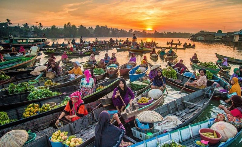 Top 12 Floating Markets Around The World You’ve Never Heard Of