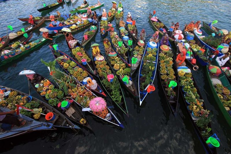 Top 12 Floating Markets Around The World You’ve Never Heard Of