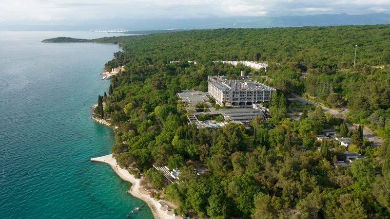12 Abandoned Hotels That Tourists Now Flock To