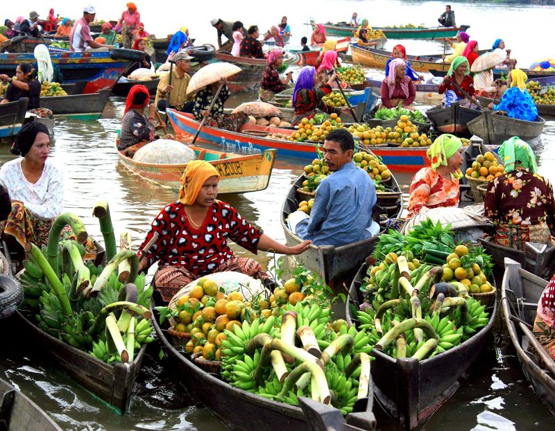 Top 12 Floating Markets Around The World You’ve Never Heard Of